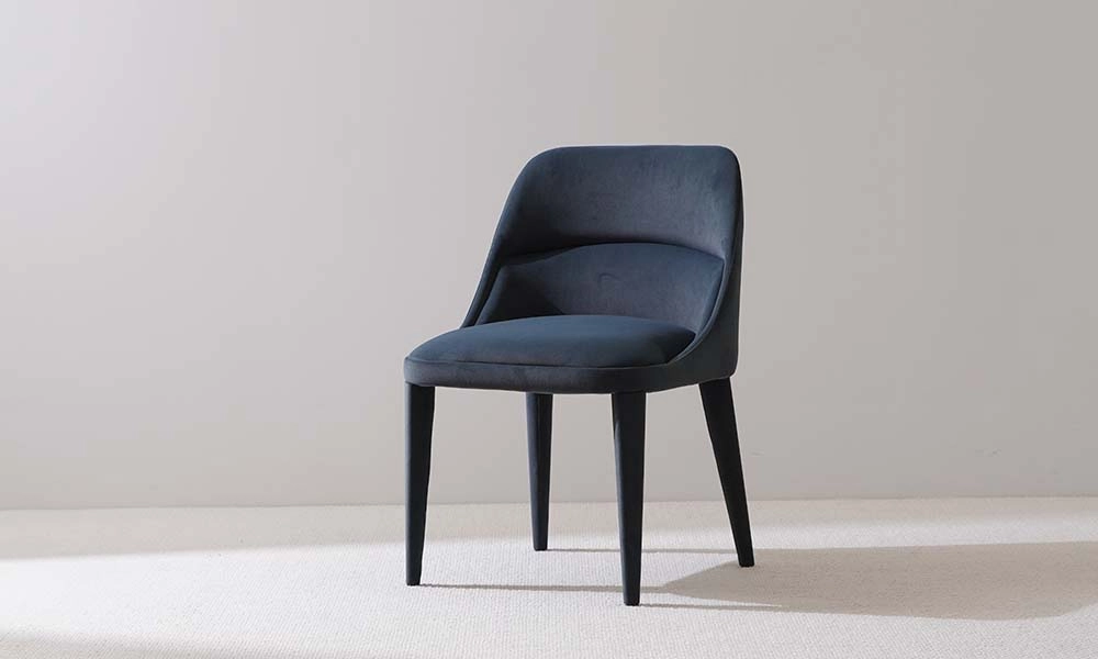 Abbracciare la raffinatezza: l'attrazione delle sedie con accenti blu e ...